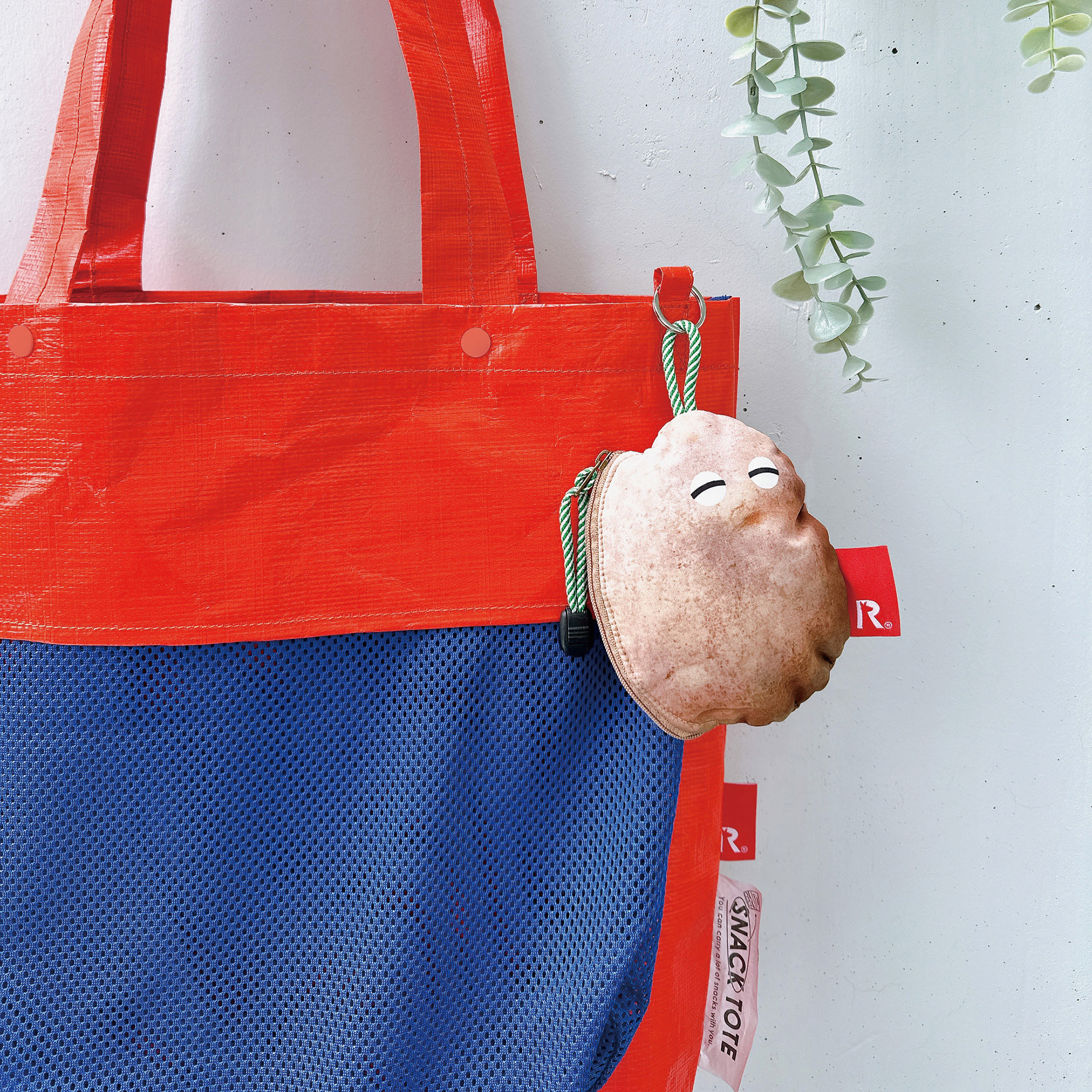 スナック菓子をこよなく愛する〈スナックラヴァー〉を応援。一緒にお出かけすれば気分もアガる！カルビー×ROOTOTE スナックトート＆ポテトポーチ | ROOTOTE(ルートート)