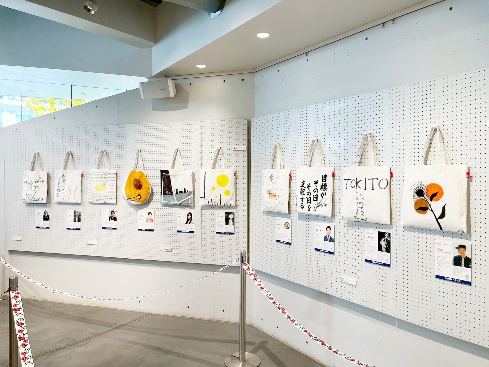 各界の著名人35組が参加する「第19回 ROOTOTEチャリティーイベント」。子どもたちの支援のために、12月15日まで展覧会＆オークション開催中 | ROOTOTE(ルートート)